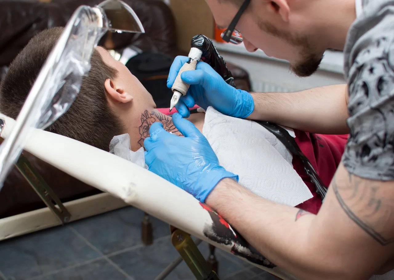 33 exemples des plus beaux tatouages sur le cou d'homme